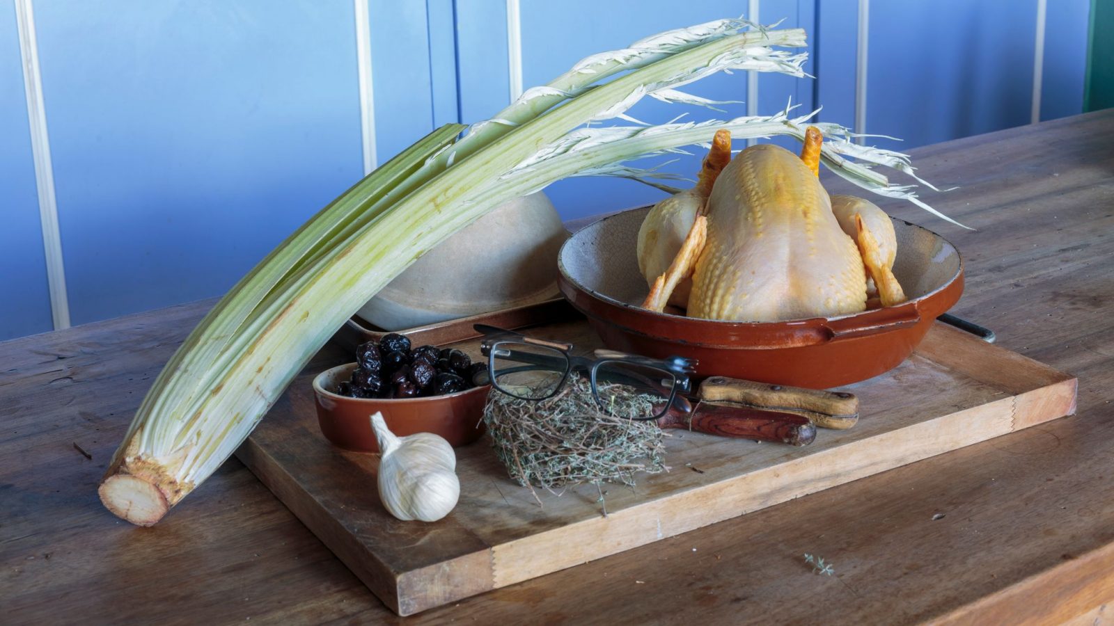 Poule Grise du Vercors à l'ail et aux olives - La Cuisine de Roro